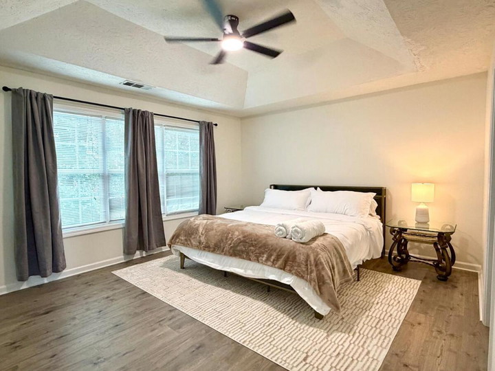 Cozy Modern Mediterranean Haven, 1 King 2 Queens - Duluth, GA