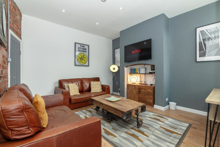Park House - Large 3 Bedroom Victorian House, 10 Mins From Manchester - Bury