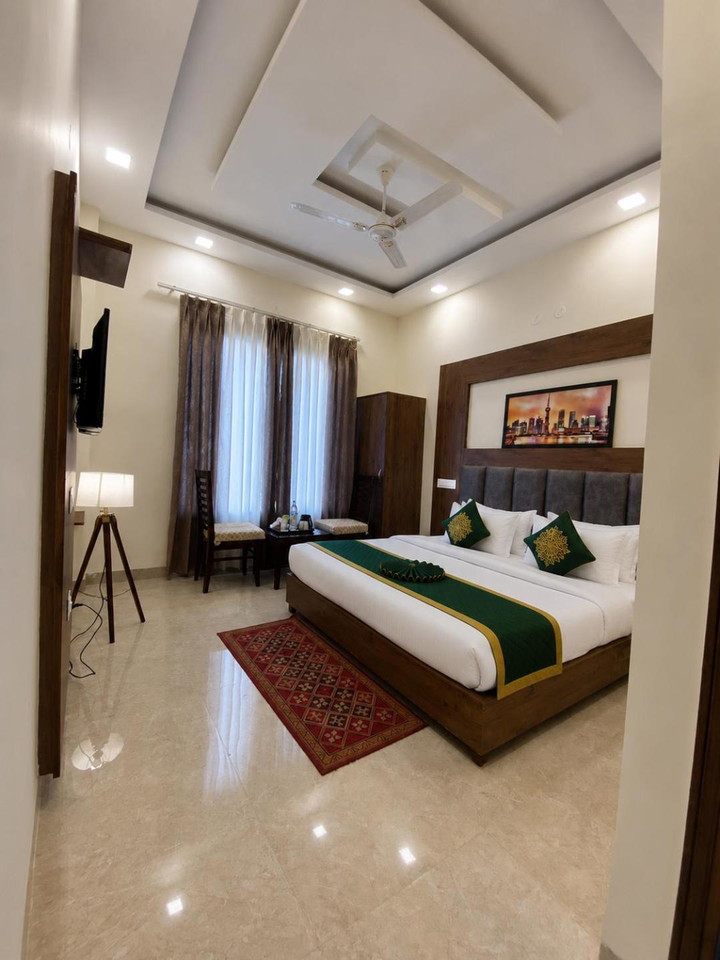 Hotel Woodlark Heights Zirakpur Chandigarh !! Family Hotel ! Easy Airport Access ! Budget Friendly - Zirakpur