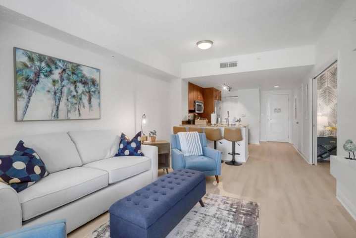 Stylish 1br Condo Rooftop Pool Close To Beach - Boynton Beach, FL