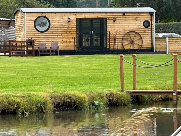 Ye Old Lambing Lodge - Spring Paddock - Stafford