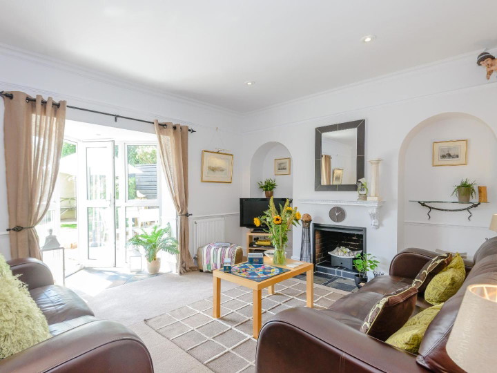Number 1 Admiralty Cottages - Gosport