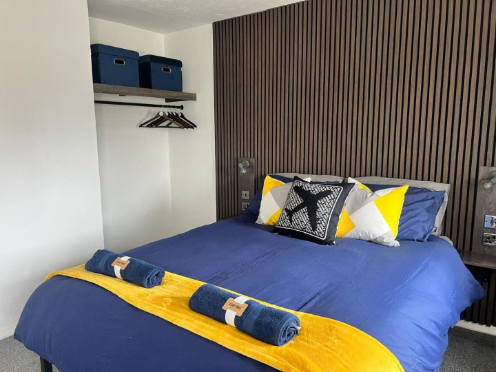 Aerosuites Luton - Shared And Private Accommodations Mins From Luton Airport,free Selected Breakfast,adults Only,free Parking Subject To Availability And Reservation Only, Whats Up Number Required, Late Self Check In And Out By Request Only - Buckinghamshire
