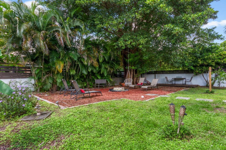 3br Miami Home Boho Style, Firepit & Yard - Hialeah, FL