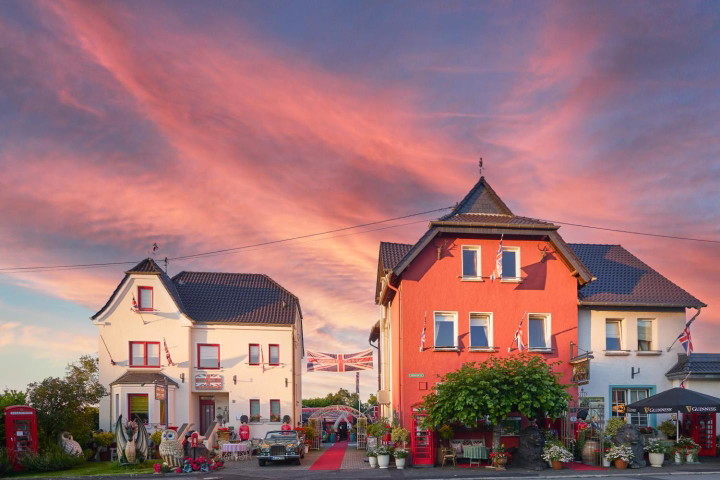The Little Britain Inn Themed Hotel One Of A Kind In Europe - Hennef