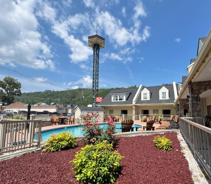 Econo Lodge Inn & Suites Gatlinburg At The Convention Center - Gatlinburg, TN