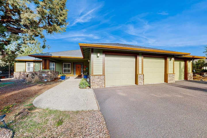Cozy Home With Gas Fireplace Private Hot Tub & Gas Grill - In Great Neighborhood - Redmond, OR