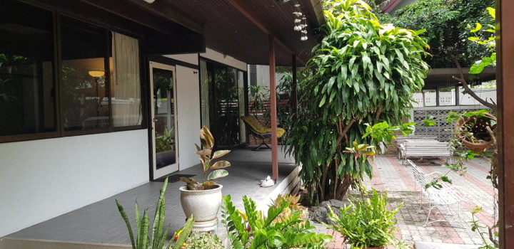 At Asok Vintage House Near Bts Asok Mrt Sukhumvit - Bangkok