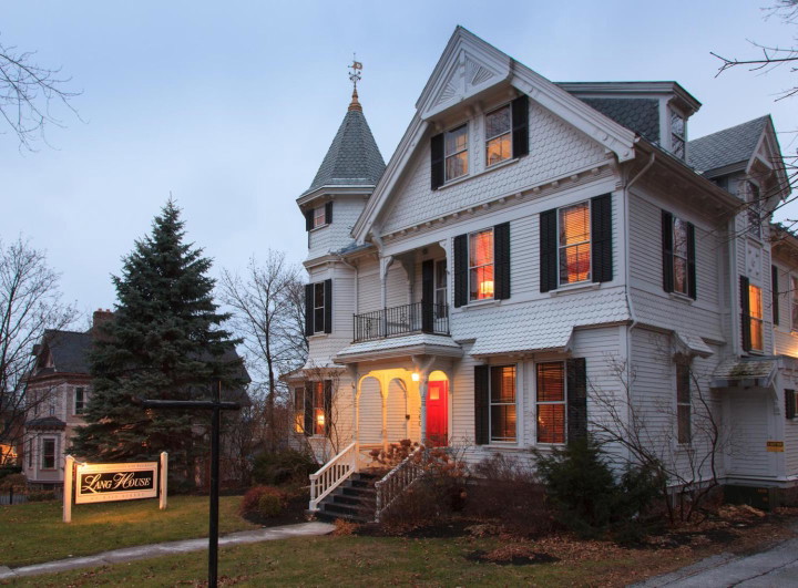 Lang House On Main Street Bed & Breakfast - Burlington