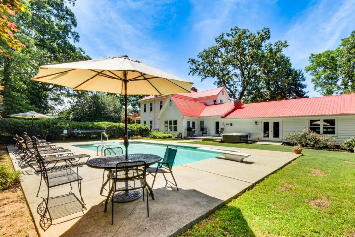 Historic Farmhouse: Memorable Moments Near Clemson - Seneca