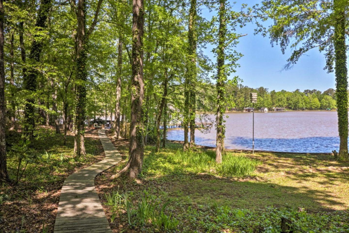 Lakefront Milledgeville Cabin: Private Dock, Porch - Georgia, GA