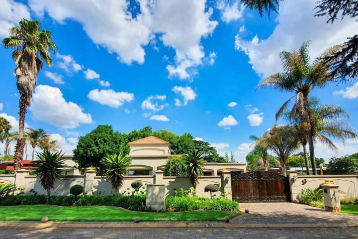 Or Tambo Airport Mansion ,Self Catering Holiday Home - Germiston