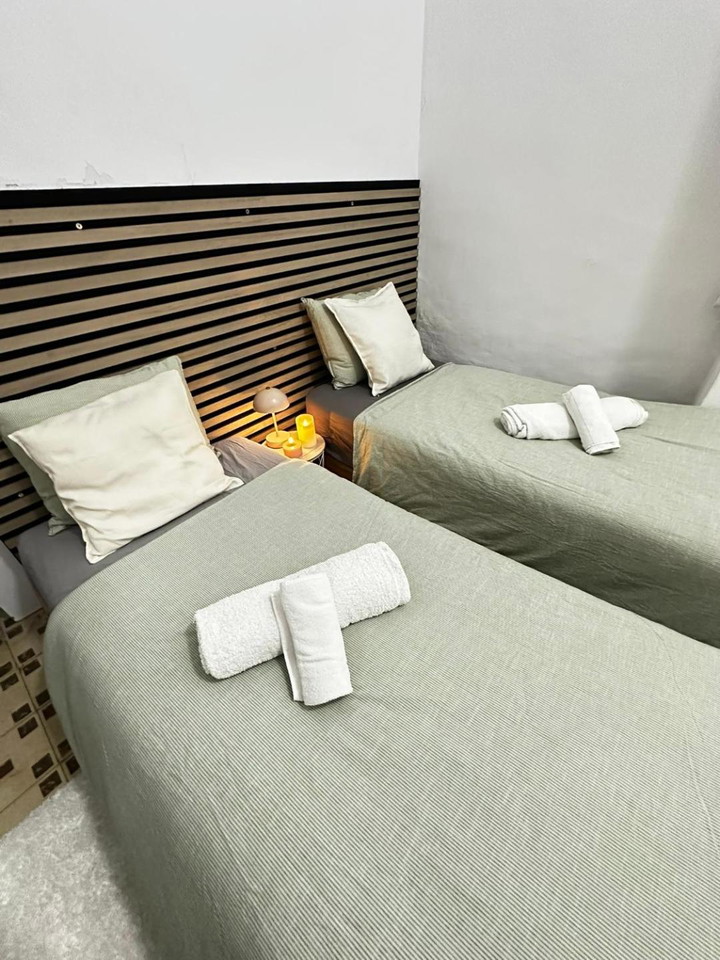 1- Habitación Interior Con Aire Acondicionado Y Con Baño Independiente - Paterna