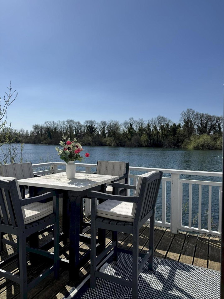 Peaceful Lakefront Escape W Deck Views - Somerford Keynes