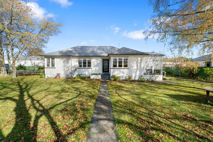 Centrally Located - Greytown Holiday Home - Carterton