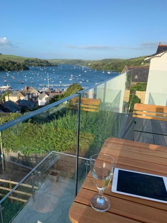 Stylish Apartment With Balcony, Views And Parking - Kingsbridge