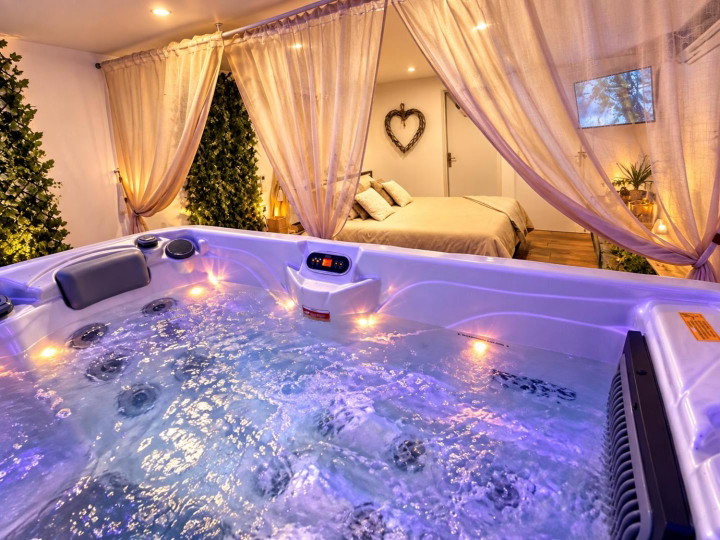 Suite - Le Bain Des Vioiettes - Grand Jacuzzi - Dole