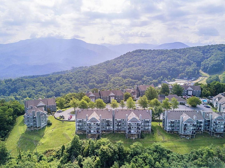 Sky High Views!!-peak Mountaintop-outdoor Pool-close To Downtown-private Balcony-wifi-cable - Tennessee