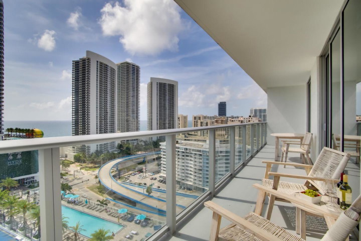 Upscale Condo W/ Pool Access In Hyde Beach House! - Miami Gardens, FL