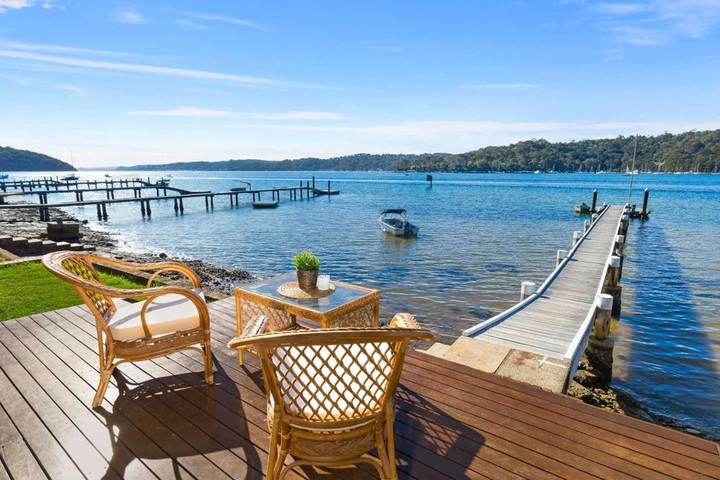 Waterfront Scotland Island Holiday Home - Family & Pet Friendly - 3 Bedrooms - Wifi - Netflix - Private Jetty - Sydney