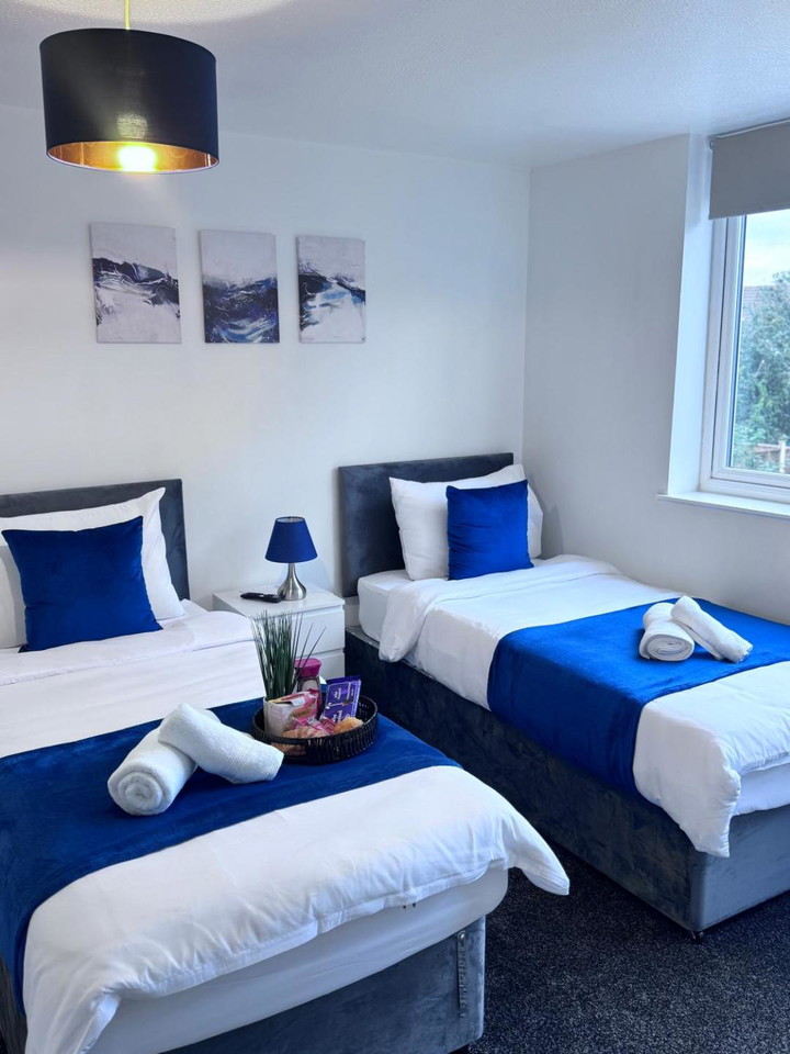 The Triplex 2 Wolverhampton - 4 Bedroom - Free Parking - Fast Wifi - Wolverhampton