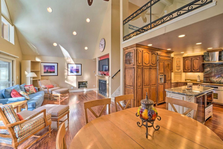 4 Mi To Dtwn Truckee: Tahoe Donner Home W/ Hot Tub - Truckee, CA