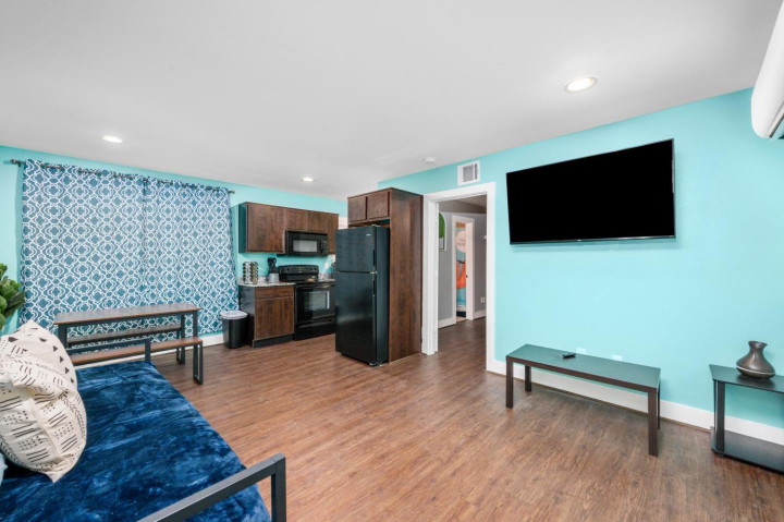 Chic 1br Stay With King Bed And Free Park - Stafford, TX