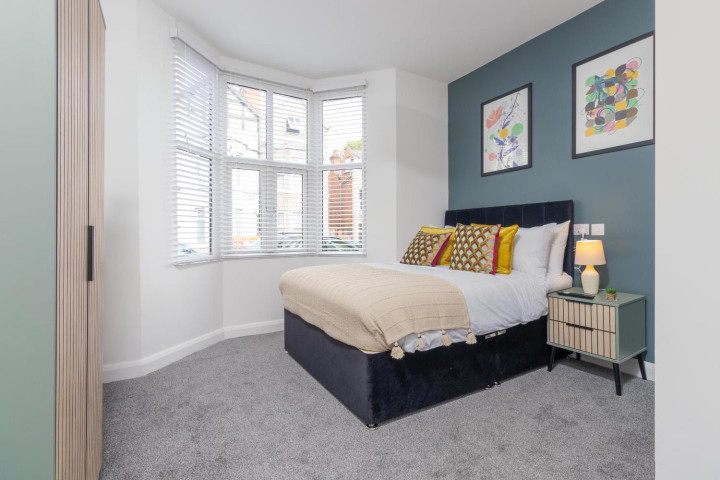 7br, 7 En-suite, Free Parking, Wifi , Sleeps 14 - Coventry