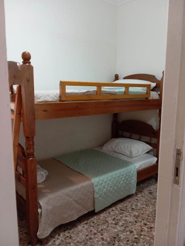 Wooden Bunk Bed In A Dorm 5' From Metro - Atenas