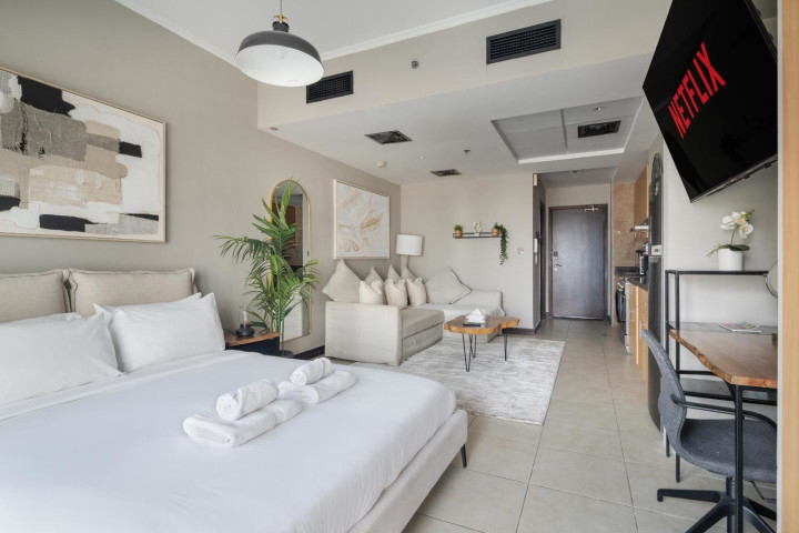 Chic Jlt Studio, Lake View, Pool, Metro Access - United Arab Emirates