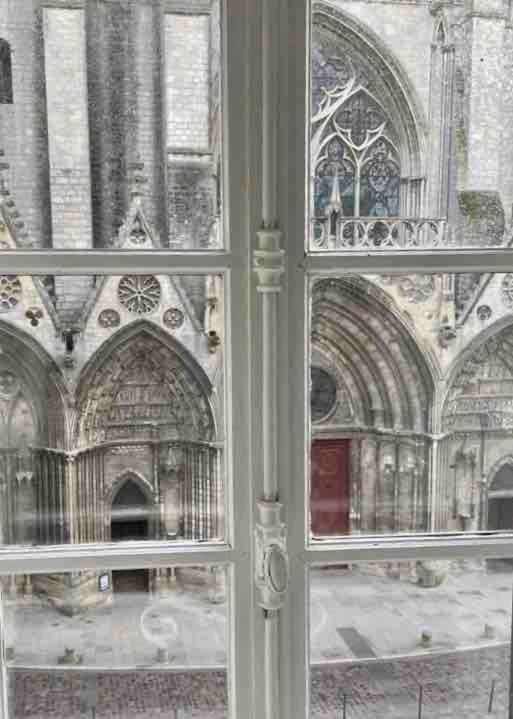 Bayeux Vue Imprenable Sur Le Parvis De La Cathédrale - Bayeux