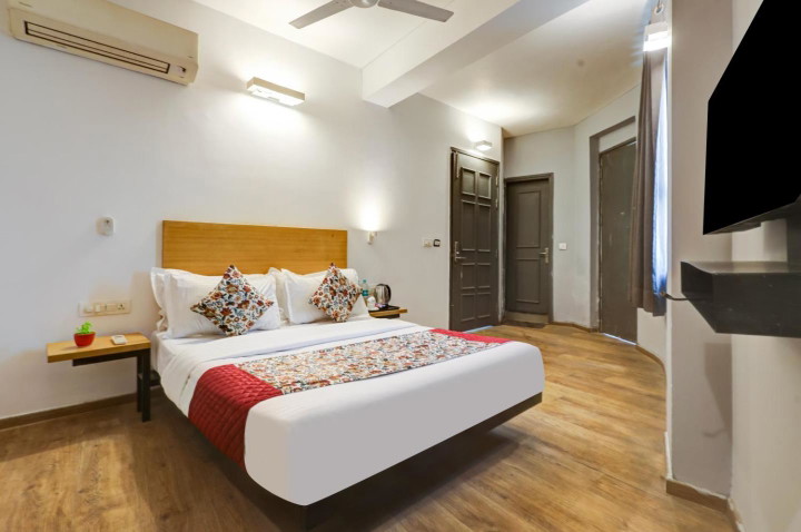 Hotel Aura Retreat Just Near Omaxe Hills - Faridabad