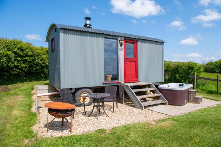 The Big Cwtch Shepherd's Hut - Wales
