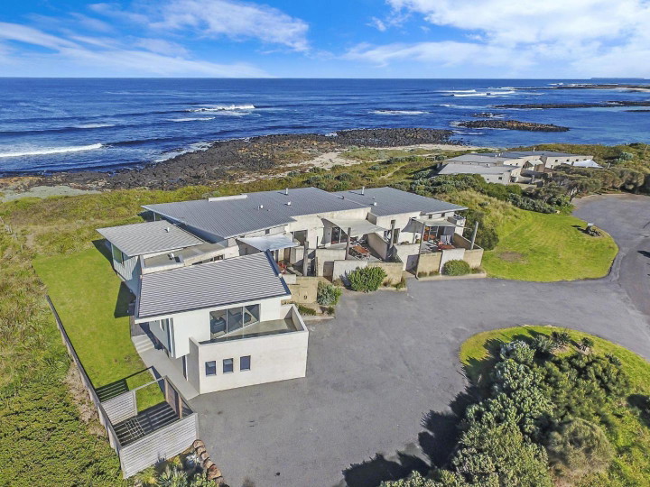 Hearns Beachside Villa 2 - Port Fairy