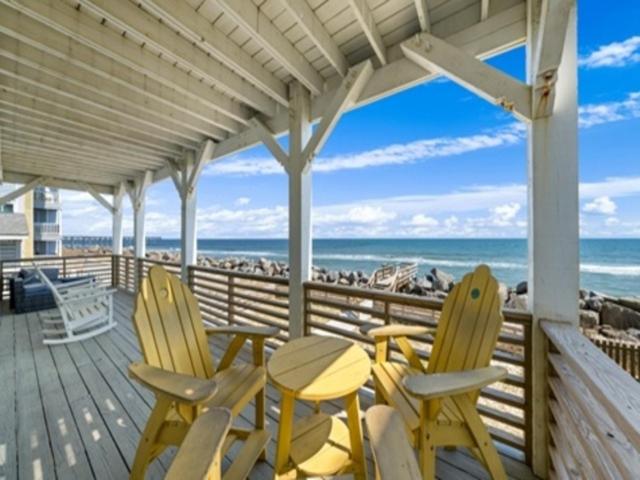 A Shore Thing 1 - Oceanfront And Dog Friendly! Private Beach Access! Townhouse - Carolina Beach, NC