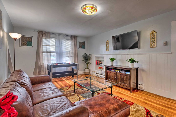 Lovely Stoughton Getaway Near Train Station! - Dedham, MA