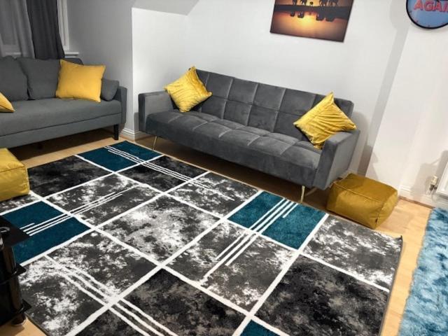 Fabulous 2 Bed Flat Near Station Sleeps Up To 6 - Min 3 Nights - Chingford