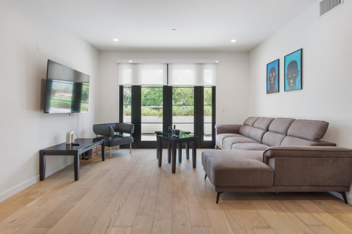 Hollywood & Miracle Mile Apartment Rentals - Los Angeles