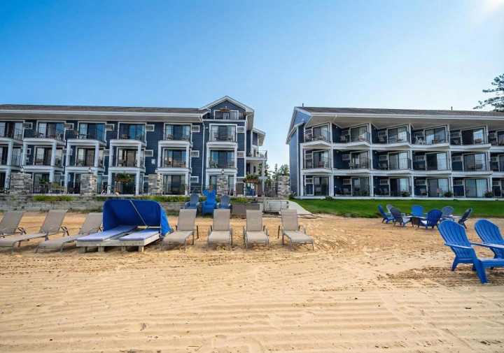 Pointes North Beachfront Hotel - 2 Person Spa Tub Studios - Traverse City, MI