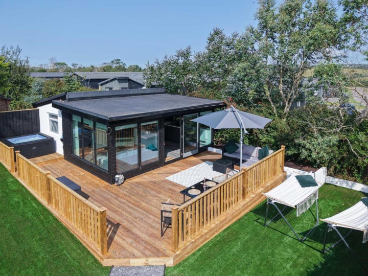 Cedars Lodge - Hot Tub - Penally - Tenby - Pembrokeshire