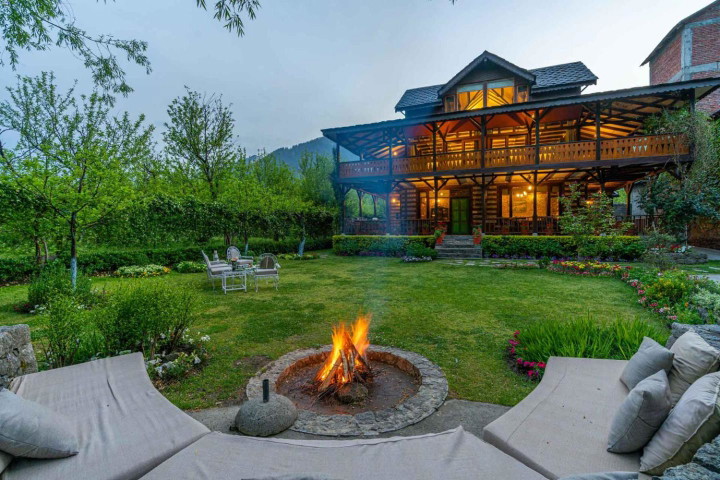 The Kathguni House By Stayvista - Luxury Cottage With Lawn - Manali