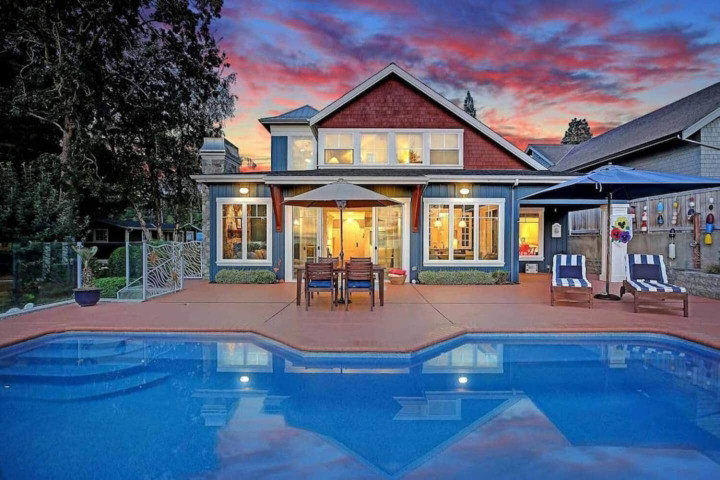 Luxury Waterfront: Pool, Beach & Theater - Whidbey Island, WA