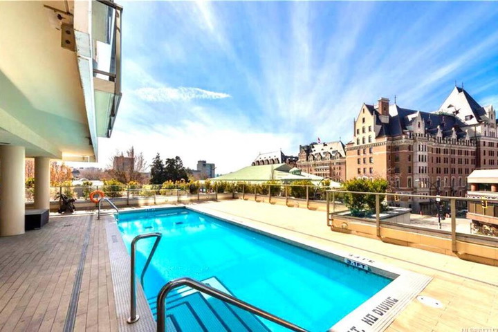 Waterfalls Hotel In Downtown With Stunning Views! - Victoria