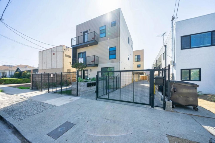 New 4 Ensuite Br Sleeps 12 & Gated Parking - Los Angeles