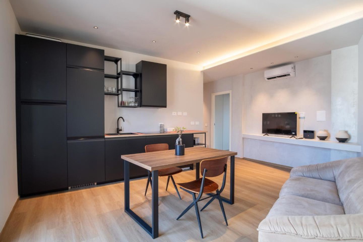 Guesthost - Modern Apartment With Balcony - Piacenza
