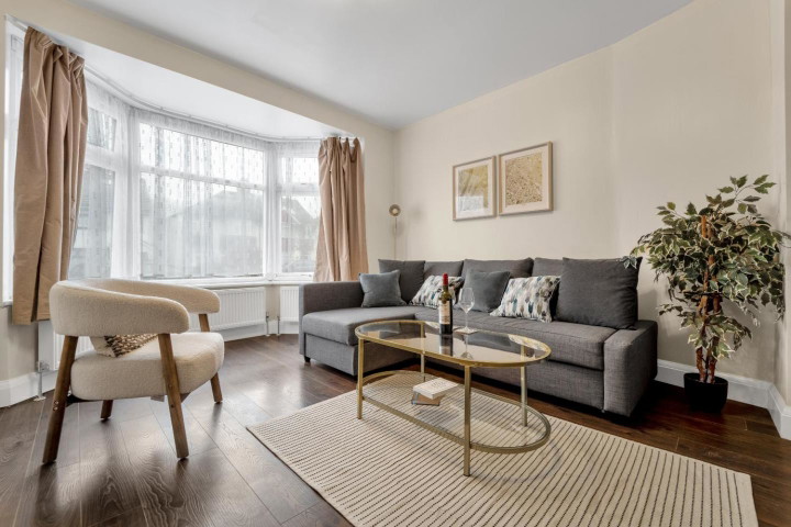 Large West London Home For Contractors & Families - Hayes