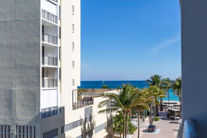 Rooftop Pool- Gym - Hollywood Beach Broad - Walk - Hollywood, FL