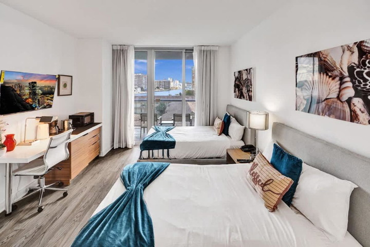 Comfortable Waterfront Studio In Resort Pool - Aventura, FL