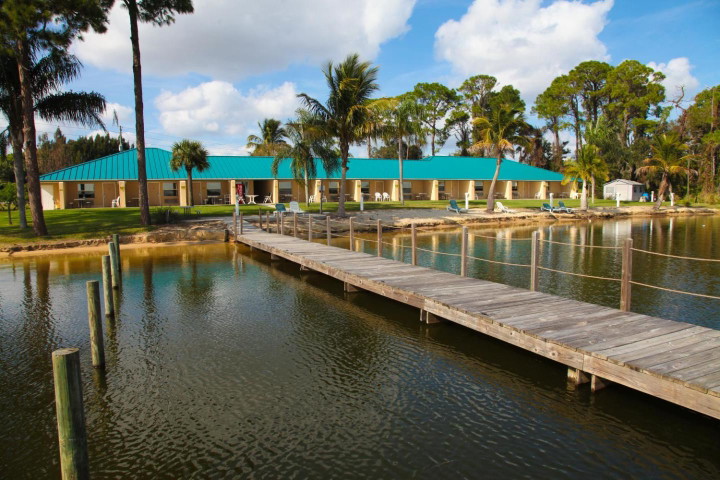 Lake Grassy Inn & Suites - Lake Placid, FL