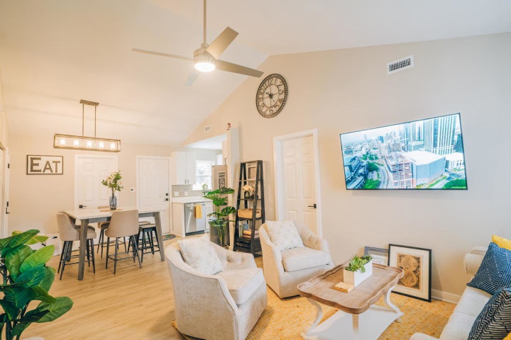 City Retreat - 4 Bedroom Oasis With King & Private Yard Near Downtown - Charlotte